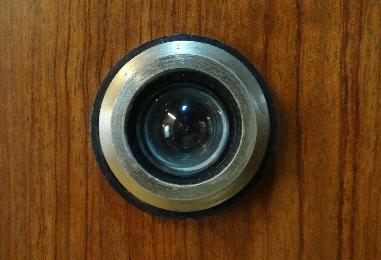 Dørspion og dørkæde: Sådan sikrer du din hoveddør | Senior Online